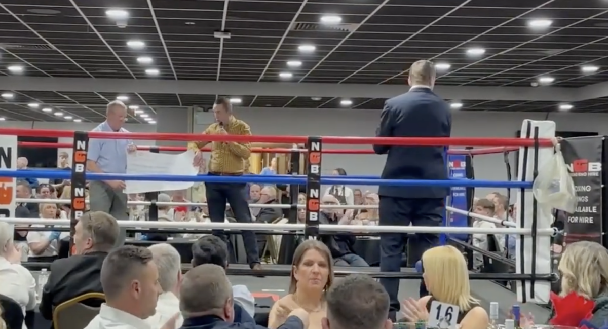 Richard Longthorp hands over £7,000 cheque to boxing club, after 1,000 ...